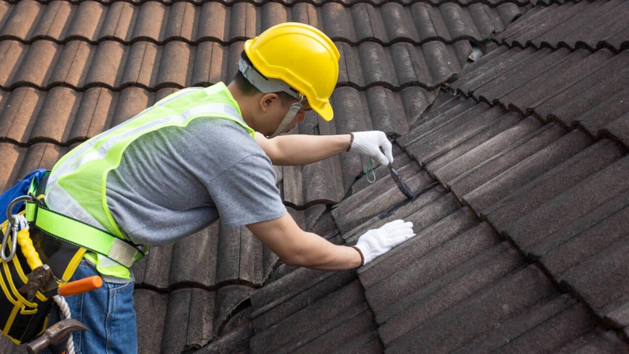 What Makes a Good Roofer? Top Skills & Qualities: RoofSmart